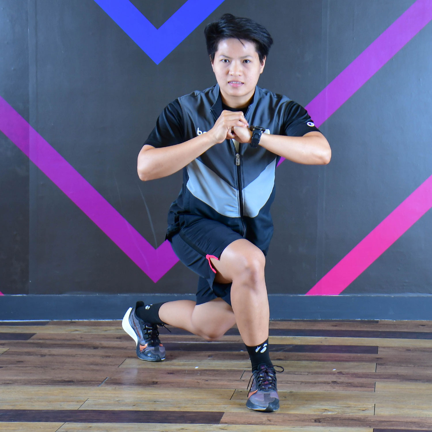 Alternating Curtsy Lunge - เครื่องออกกําลังกาย IRONTEC