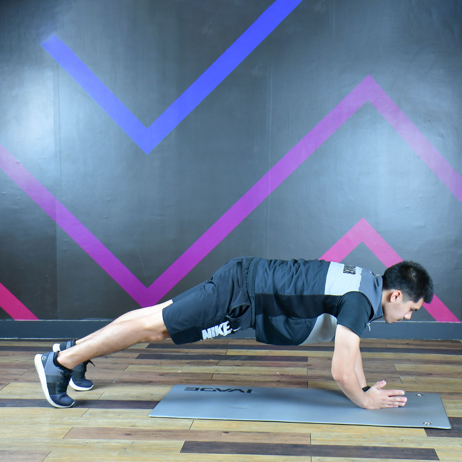 Dynamic Clap Push ups - เครื่องออกกําลังกาย IRONTEC Dynamic Clap Push ups - เครื่องออกกําลังกาย IRONTEC
