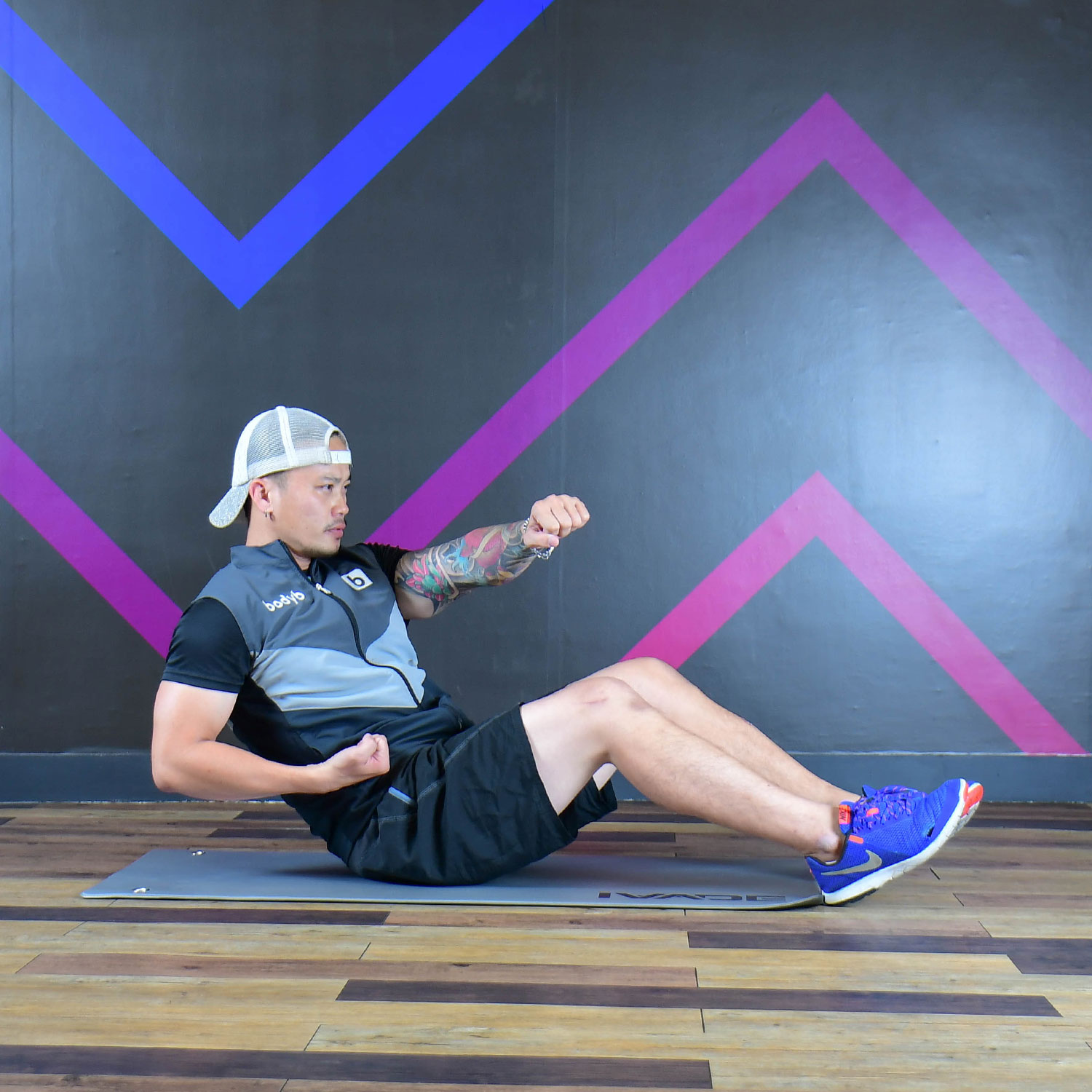 Seated Punches - เครื่องออกกําลังกาย IRONTEC Seated Punches - เครื่องออกกําลังกาย IRONTEC